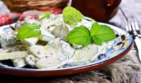 Recept na lehký okurkový salát se zakysanou smetanou a koprem Magazín