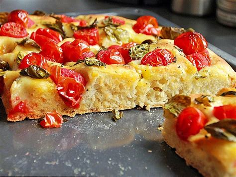 Leckere luftige Focaccia mit Cherrytomaten und Kräutern von