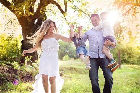 Lycklig familj fotografering för bildbyråer Bild av green 48901183