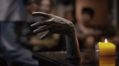 Crítica Fale Comigo é filme assustador algo a dizer