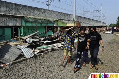 Foto KAI Gusur Lokalisasi Gunung Antang Ratusan Bangunan Liar