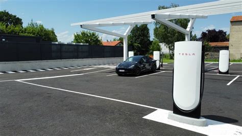 Tesla ouvre sa première station Superchargeur V4 en France