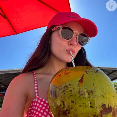 Larissa Manoela exibe barriga sequinha em biquíni decotão e ganha