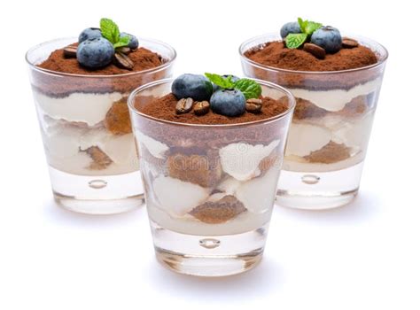 Postre Cl Sico Del Tiramisu Con Los Ar Ndanos En Un Vidrio Aislado En