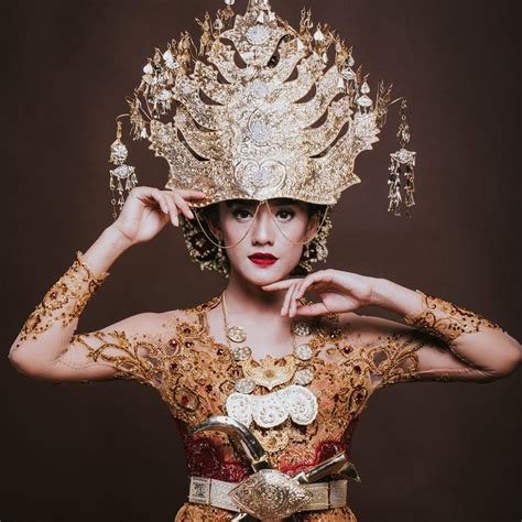 7 Deretan Artis Yang Menikah Menggunakan Adat Batak