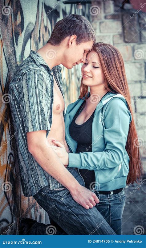 Junge Paare In Der Liebe Stockbild Bild Von Emotional 24014705