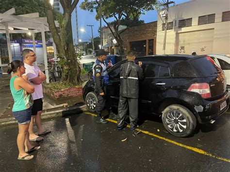 Cachorro Fica Preso Dentro De Carro E Resgatado Ajuda De Agentes