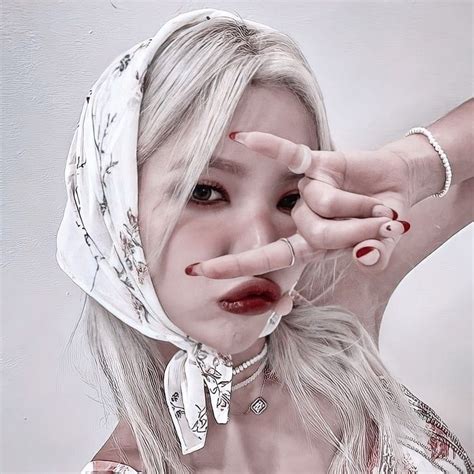 soyeon цв Blurred aesthetic girl mirror shot Kpop fashion Girls mirror
