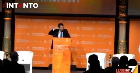 Salvini Il Contestatore Lo Sfida Come Lo Stronca Se Mi Fa Parlare