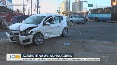 JA 1ª Edição Carro fura sinal e bate em outro em Goiânia Globoplay