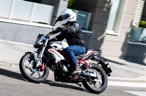 Prueba Benelli BN 125 Tu Primera Naked