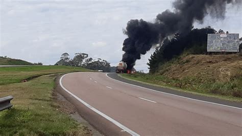 Caminhão que transportava combustível pega fogo e interdita a BR 277