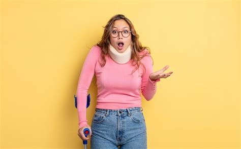 Mulher bonita hispânica espantada chocada e atônita uma surpresa