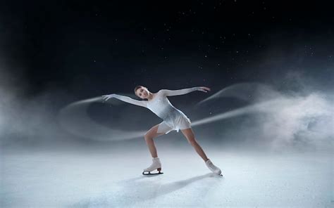 Chica de patinaje artístico en pista de hielo Foto Premium