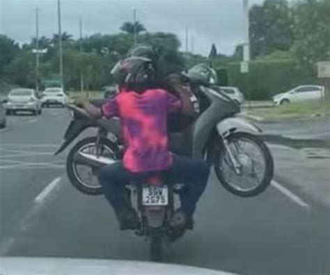 Notícias Motociclista é flagrado carregando outra moto na garupa
