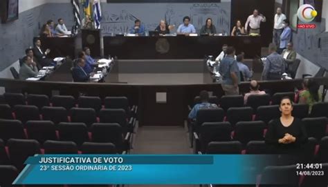 Vereador lança objeto em colega e gera conflito após voto contrário a