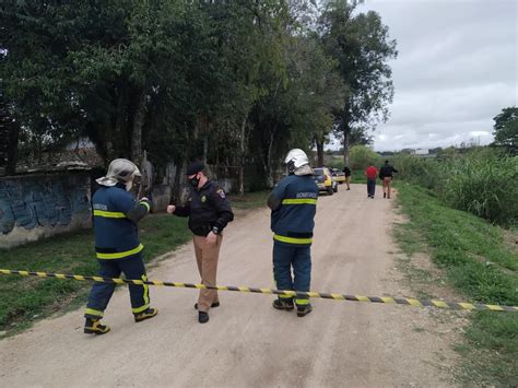 Homem é encontrado morto e as mãos amarradas em rio de Curitiba