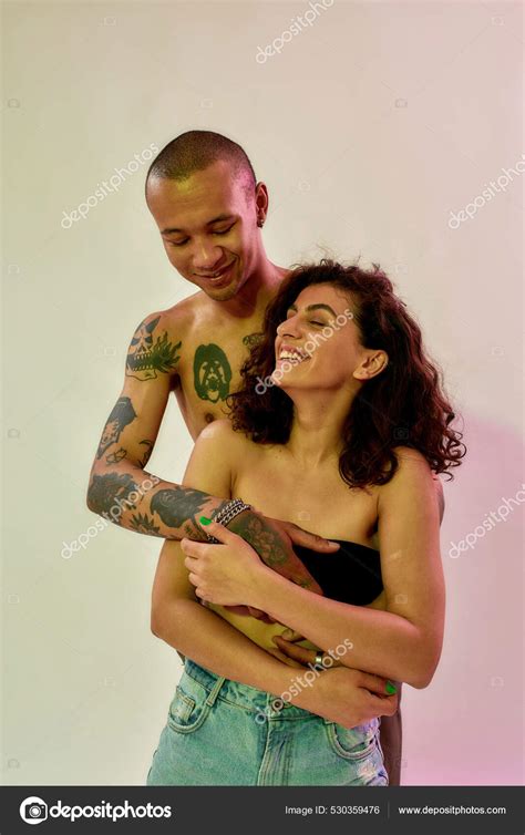 Medio Desnudo Joven Tatuado Chico Y Novia Con Pelo Oscuro Rizado