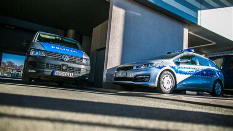 Weekendowa kronika drogowa Uszkodzona latarnia ścięty znak drogowy i