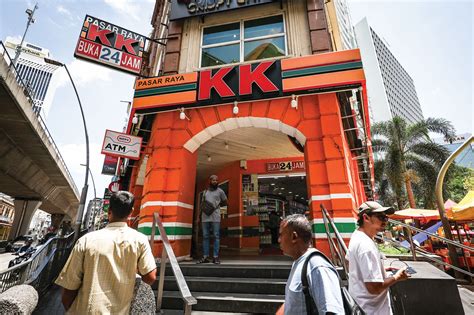 Exco Pemuda UMNO Gesa KK Mart Gantung Kain Rentang Mohon Maaf Utusan