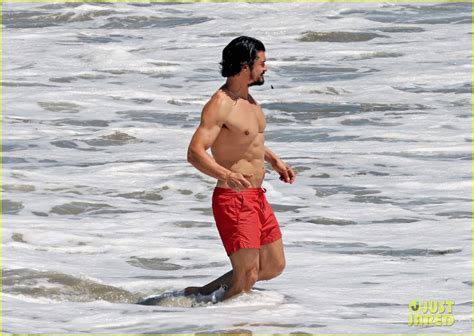 Orlando Bloom Shows Off Fit Physique During Day At The Beach In Santa