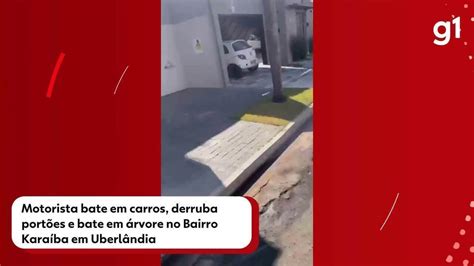 VÍDEO Motorista atropela carros derruba portões e bate em árvore no