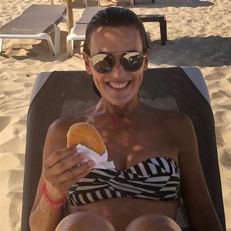 Aos 51 anos Fátima Lopes deixa se fotografar em topless e soma elogios