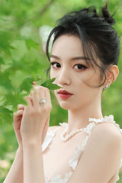 周也北影节造型 镂空花朵裙很有春天的气息 也子好美 周也 新浪新闻