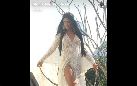 Ex BBB Munik deixa pernas à mostra ao usar look fenda Uma santa