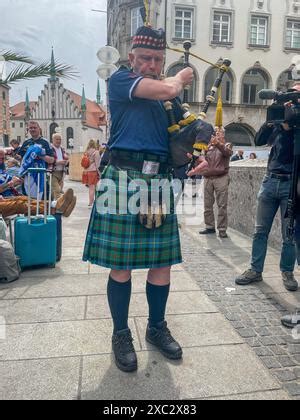 Un fan écossais sur la place Marienplatz Munich L Écosse affrontera l