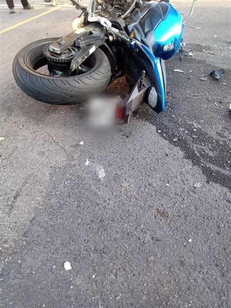 Motociclista morre após avançar sinal vermelho e colidir em ônibus em