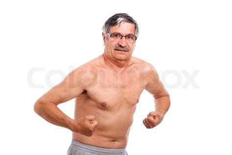 Naked senior mand stille og vise sine muskler isoleret på hvid
