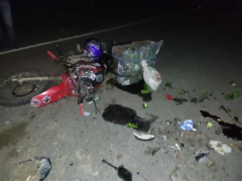 Joven motociclista pierde la vida al estrellarse contra camión