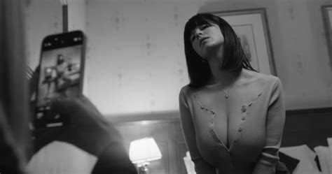 C è Mady Gio nel video di Fabri Fibra con Emma Ex cameriera a Busto