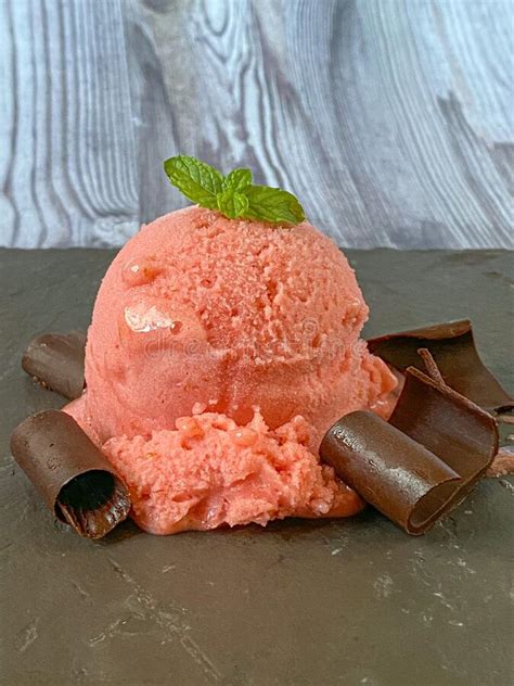 Helado De Fresa Con Chips De Chocolate Foto De Archivo Imagen De