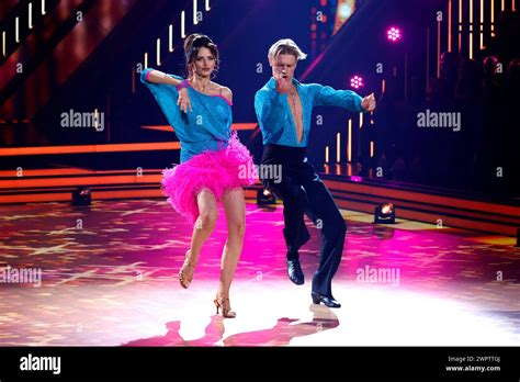 Eva Padberg Mit Paul Lorenz In Der Zweiten Live Show Der 17 Staffel