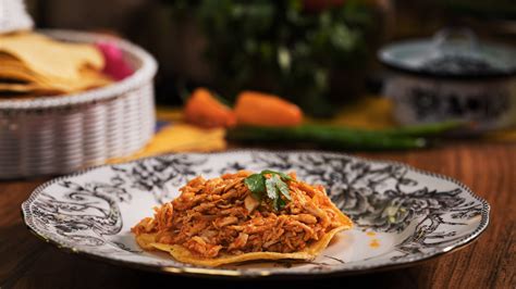 Receta de Tostadas de tinga de pollo con chipotle fácil y deliciosa