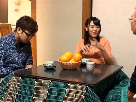 Bố chuốc say ruợu con trai rồi lén địt nàng dâu xinh đẹp SƯỚNG TV