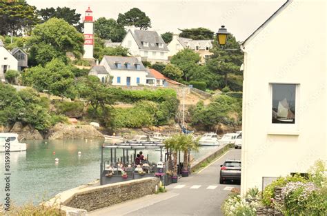 Le Port De Doelan Et Son Phare Rouge Au Bord Du Rivage En Bretagne Dans