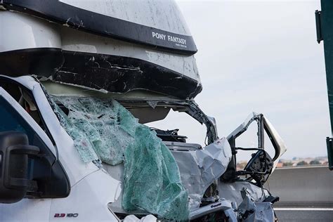 Tödlicher Unfall auf der A3 Stauende übersehen Kleinlaster prallt
