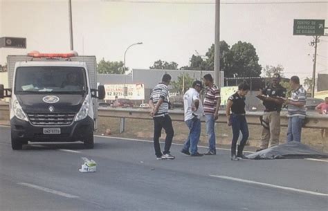 G1 Mulher morre após ter moto atingida por carro que fugia da polícia