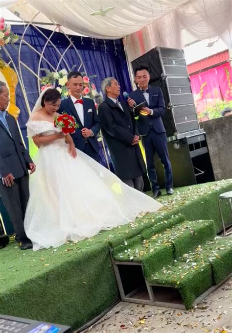 Đại diện họ nhà trai phát biểu trong hôn lễ khiến quan khách hồi hộp