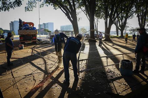 Vídeo Governo de Brasília DESMONTA Acampamento PRÓ BOLSONARO na