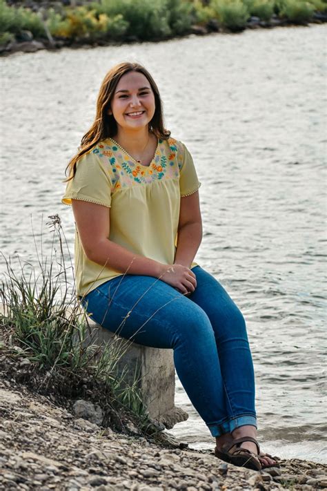 Senior Pictures Portrait Photography Poses For Girls 2023 Seniors