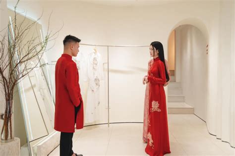 Quang Hải nựng má nắm tay tình cảm với Chu Thanh Huyền khi thử áo dài