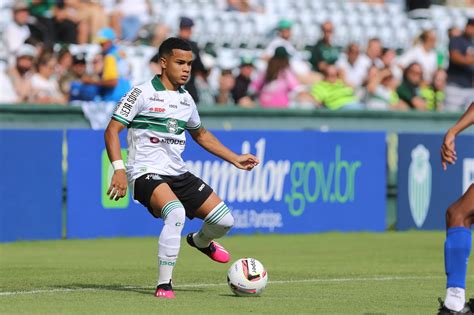 Coritiba renova e amplia contrato do atacante Kaio César