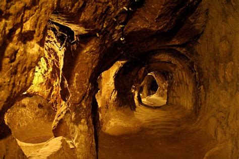 Civilizaciones bajo tierra Un viaje a los lugares más misteriosos y