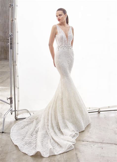 Weißes Brautkleid im Fit and Flare Schnitt mit Spitze transparentem