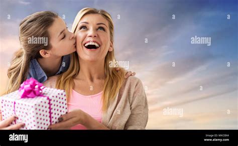 Figlia Che Bacia Madre Immagini E Fotografie Stock Ad Alta Risoluzione