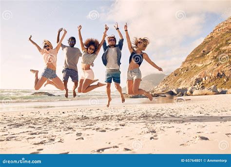 Groupe D amis Des Vacances De Plage Image stock Image du réel été